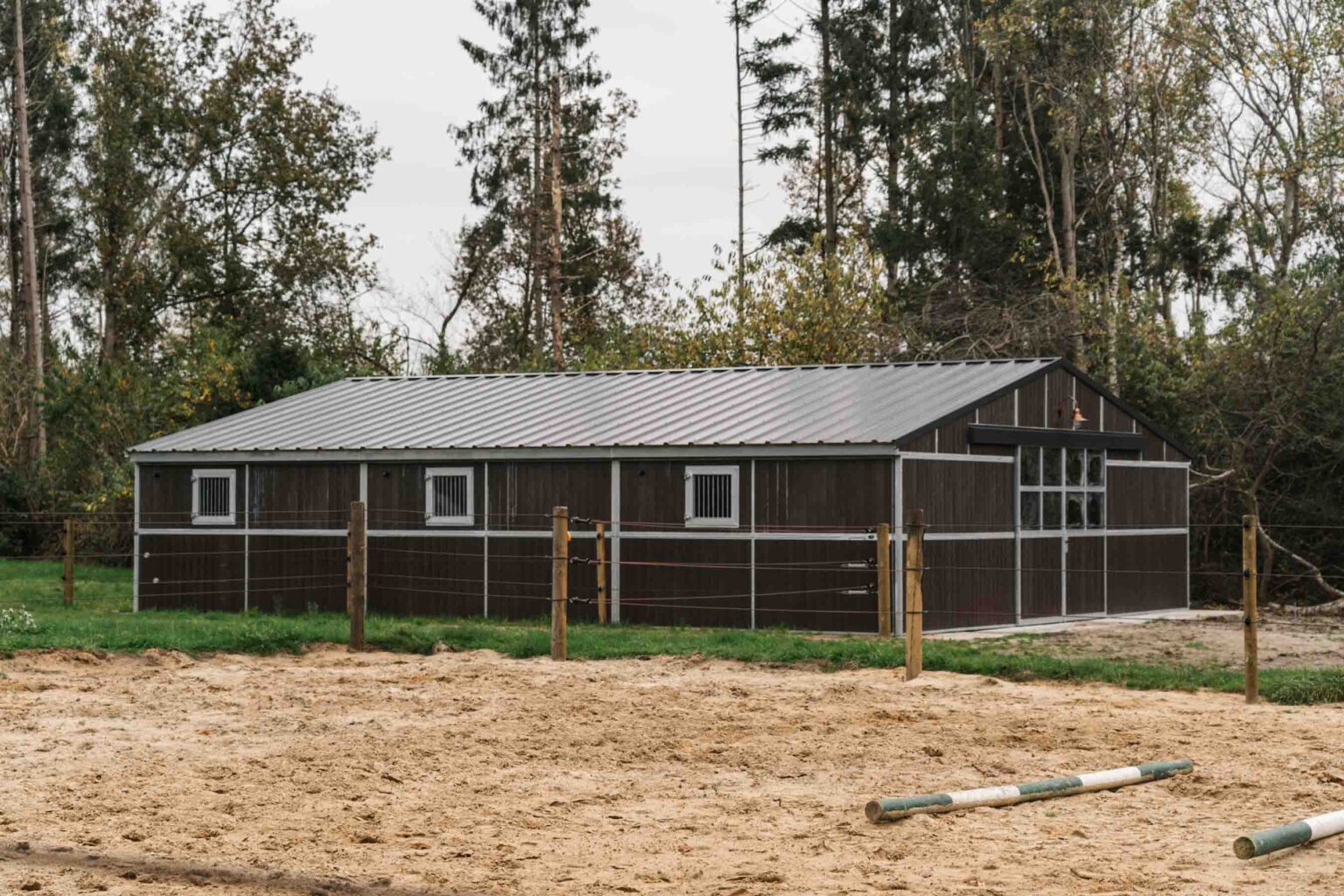 Onderhoudsvrije buitenstal met ramen en wasplaats in Valthe